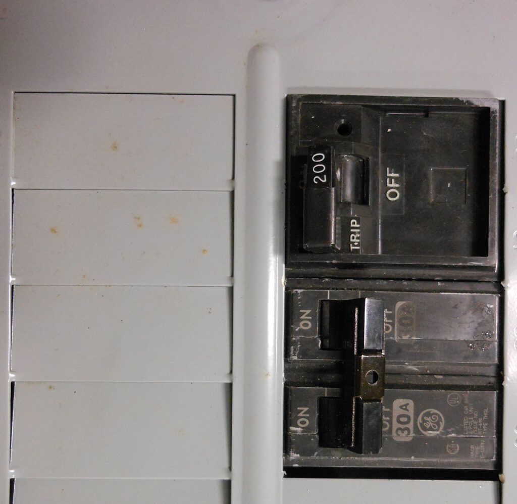 General Electric 200 Amp Meter Main Panel using TQDL21200 Main breaker ...